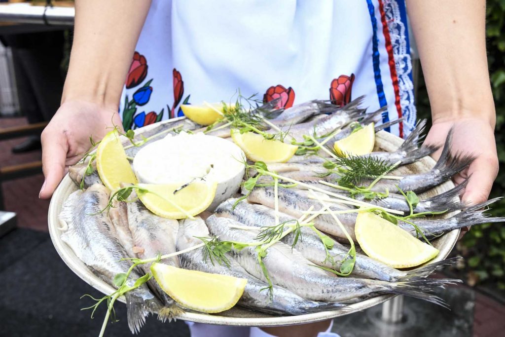 Haringhappen op de Utrechtse Haringparty